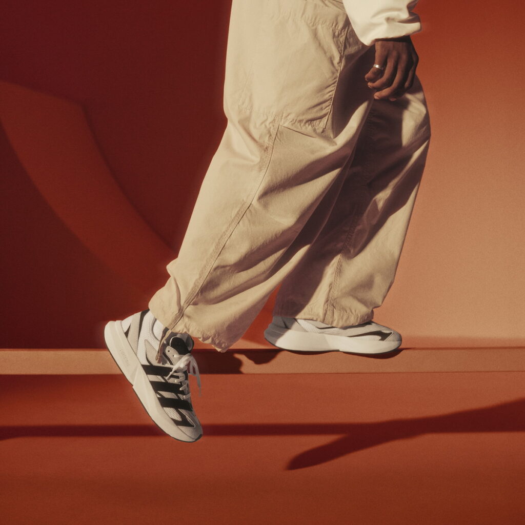 adidas LIGHTBLAZE 躍走鞋 春季新色搶眼登場！ - 威傳媒新聞-WinNews