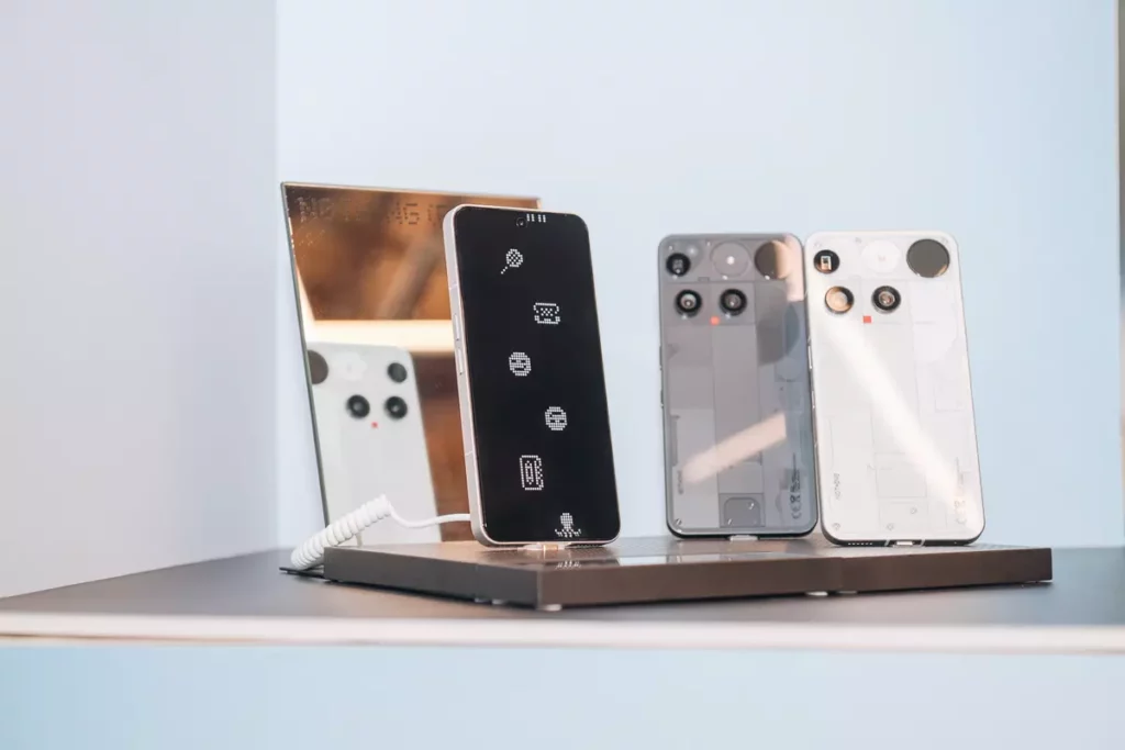 Nothing 旗艦智慧型手機 Phone (3) 問世 同步攜手KEF 推出首款耳罩式耳機 | 蕃新聞
